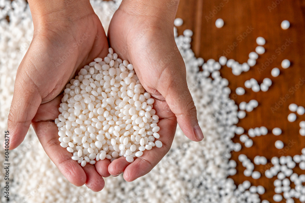 Foto de White plastic grain, plastic polymer granules,hand hold Polymer ...