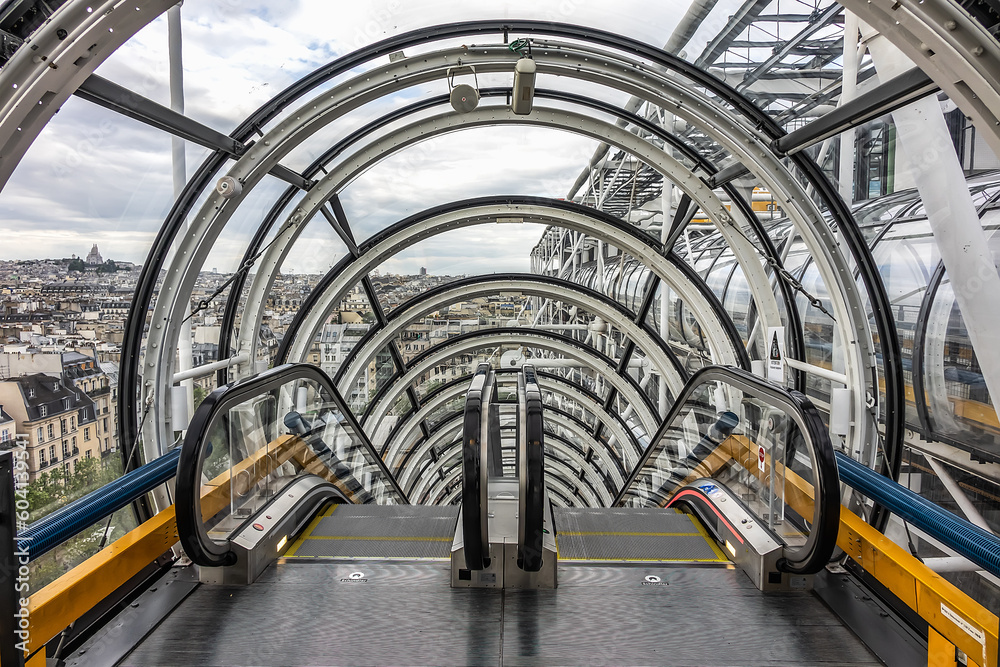 Foto de Fragments of high-tech architecture of Paris Centre Georges ...