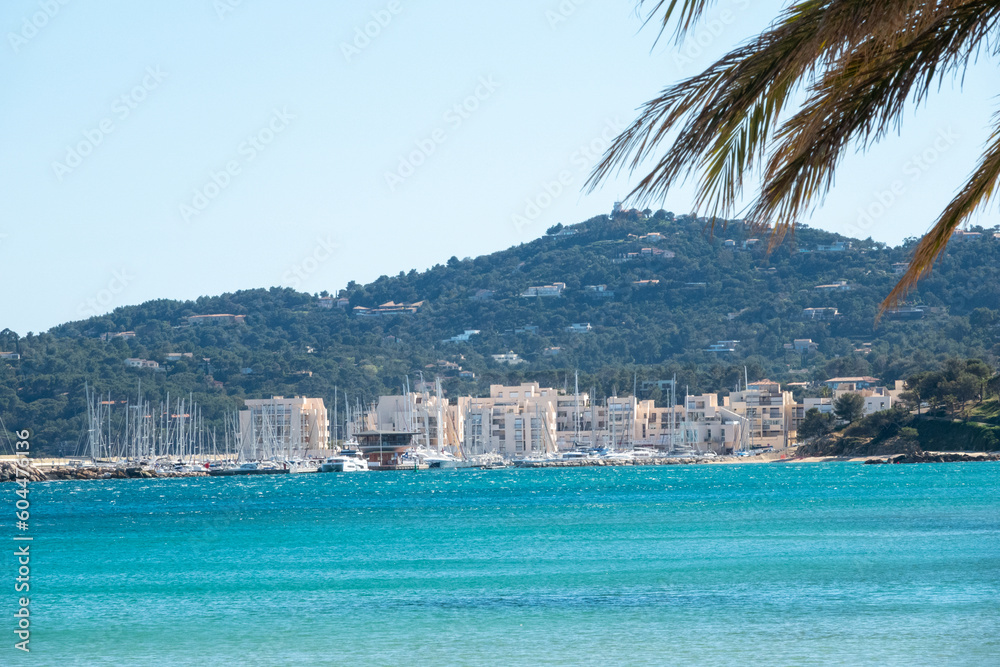 La Favière, le port de Bormes-les-Mimosas, vue de loin avec la mer et ... La Favière, le port de Bormes-les-Mimosas, vue de loin avec la mer et ...