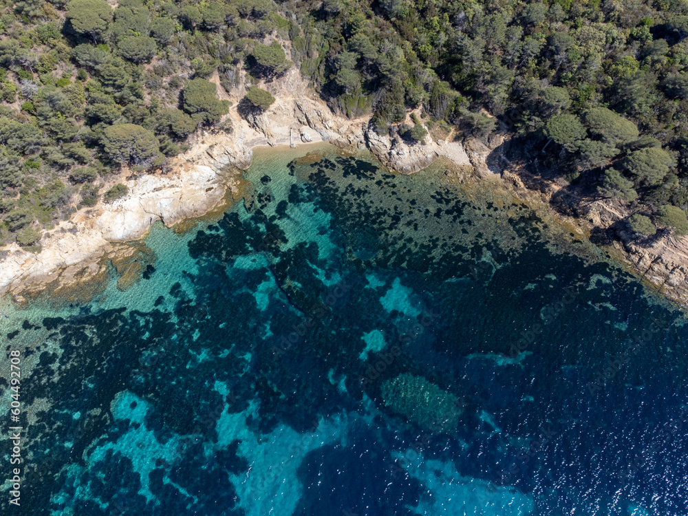 Vue en drone de la Calanque d'Aiguebonne, le sentier littoral entre la ...