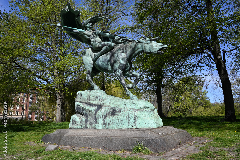 Statue de Valkyrie œuvre de Stephan Sinding dans le parc public ...