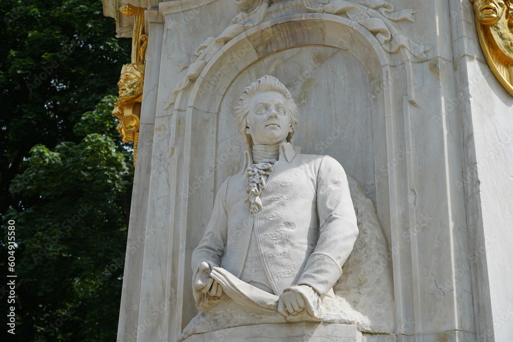 Figur von Wolfgang Amadeus Mozart am Beethoven-Haydn-Mozart-Denkmal ...