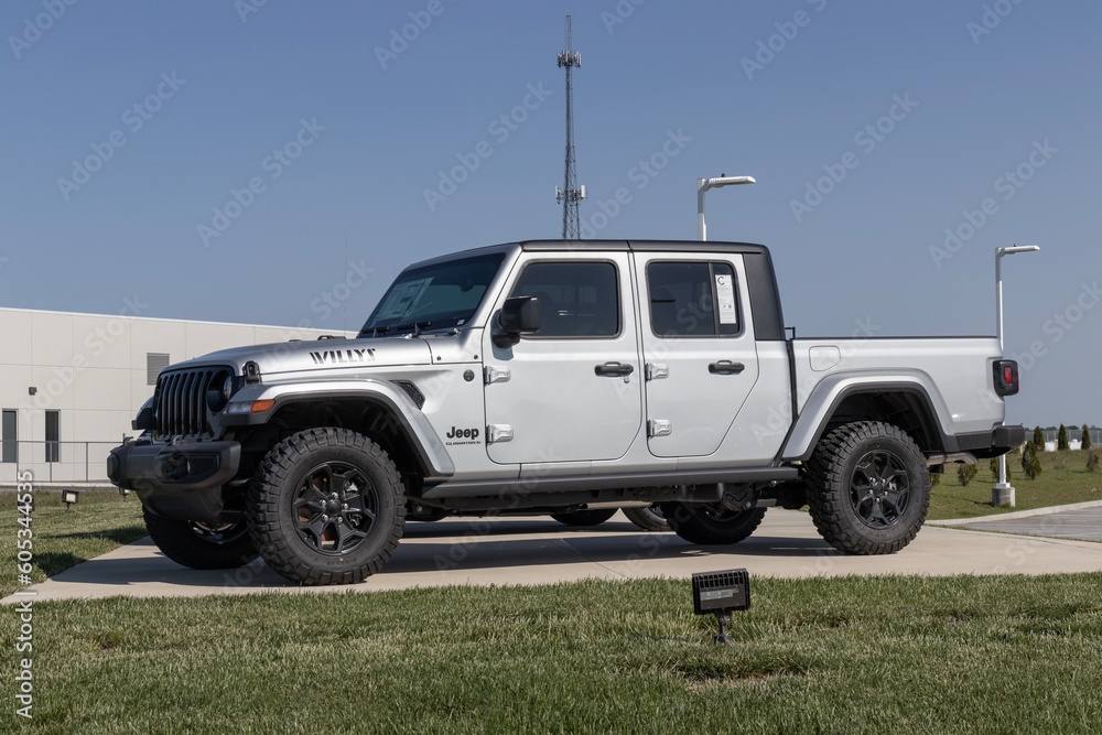 Foto de Jeep Gladiator display at a Stellantis dealer. The Jeep ...