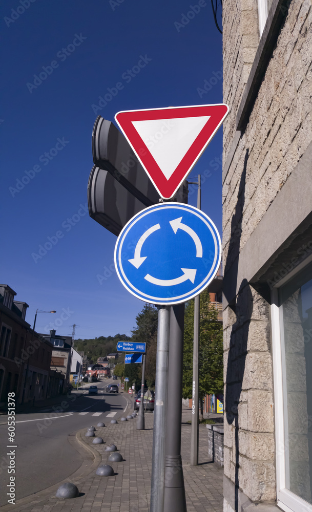panneaux de signalisation de rond-point et priorité foto de Stock ...
