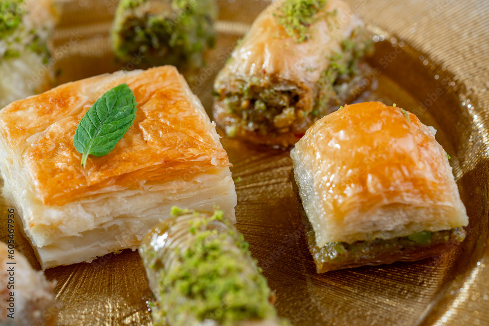Traditional turkish baklava pistachio pastry. Dilberdudagi, ozel kesim ...