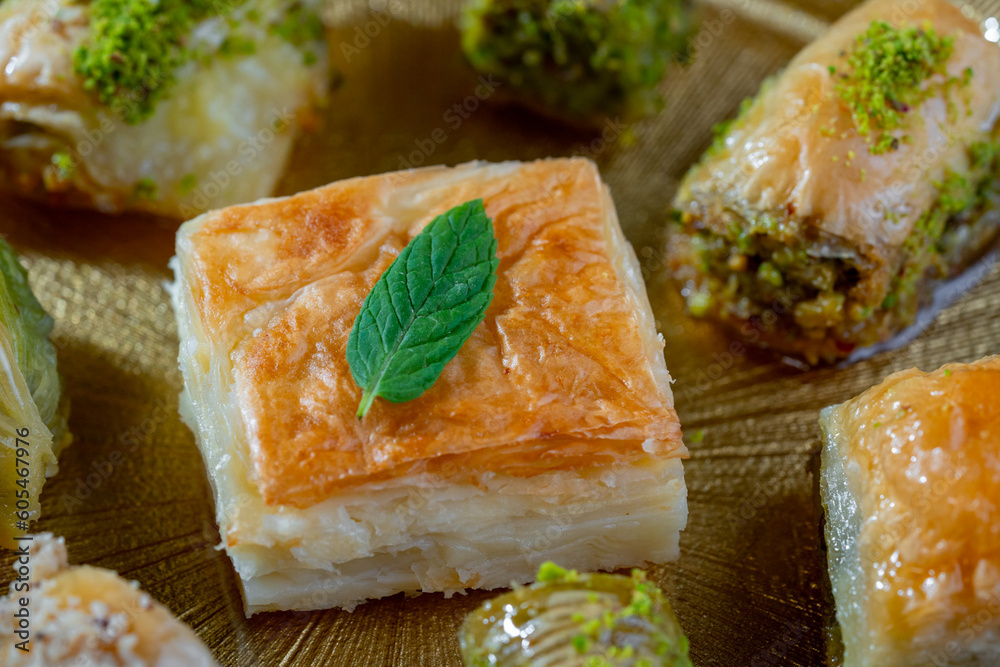 Traditional turkish baklava pistachio pastry. Dilberdudagi, ozel kesim ...