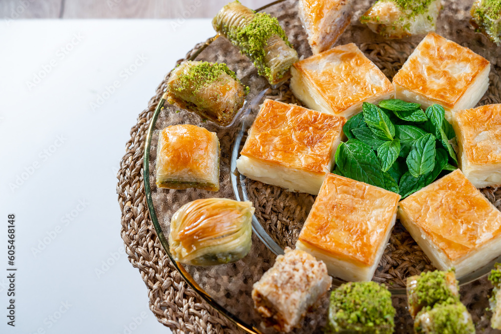 Traditional turkish baklava pistachio pastry. Dilberdudagi, ozel kesim ...