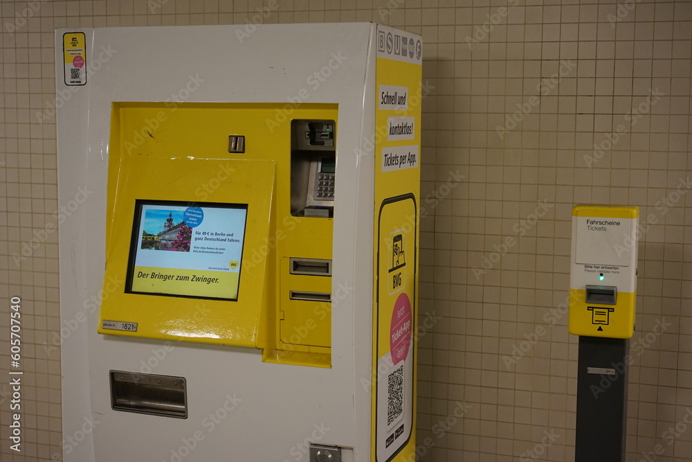 Fahrscheinautomat der BVG mit Werbung für das Deutschlandticket im U ...