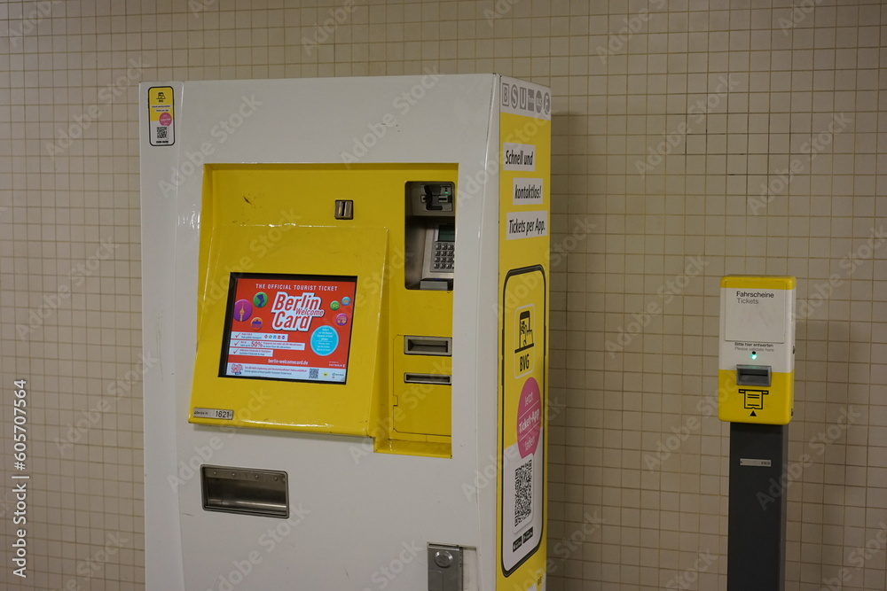Fahrkartenautomat der BVG mit Werbung für die Berlin Welcome Card im U ...