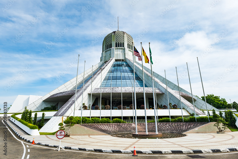 Fotka „Kuching, Malaysia - May 2023: Kuching North City Hall and Cat ...