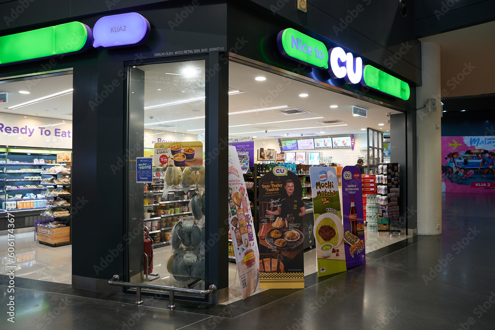 Fotka „KUALA LUMPUR, MALAYSIA - CIRCA MARCH, 2023: CU convenience store ...