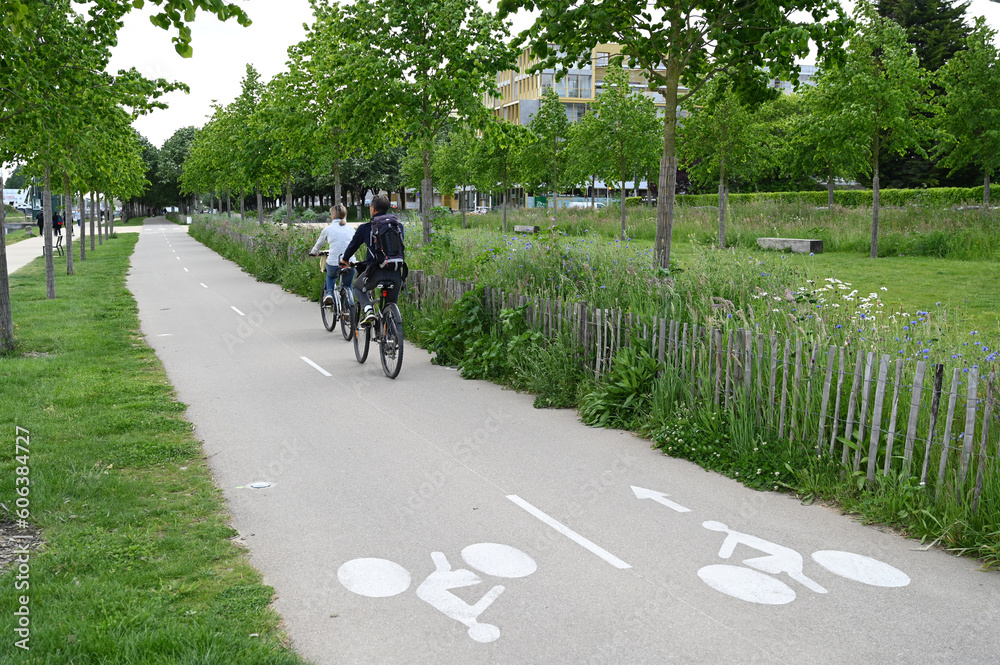 Couple de cyclistes sur la piste cyclable de La Rabine de la ville de ...