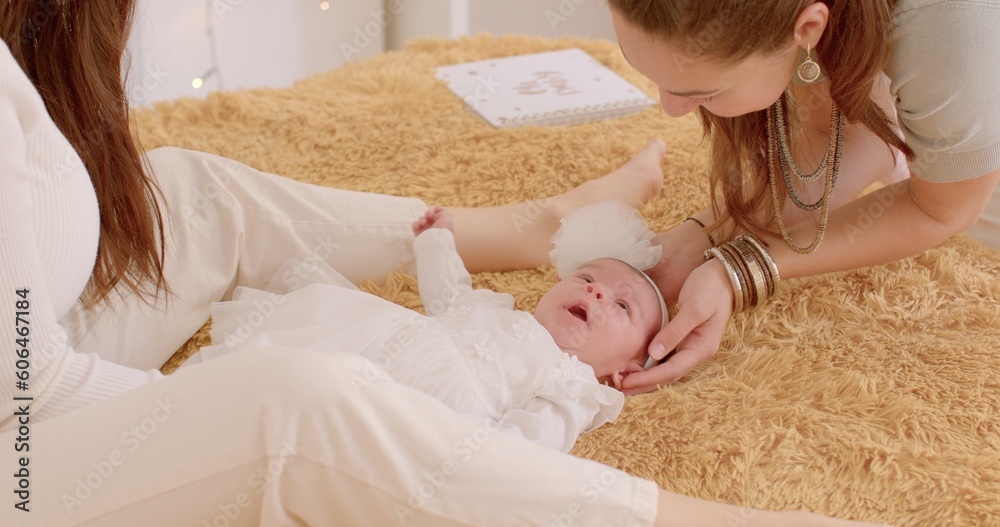 Foto de Baby wakefulness, mental games. Hands of the nanny touching the ...