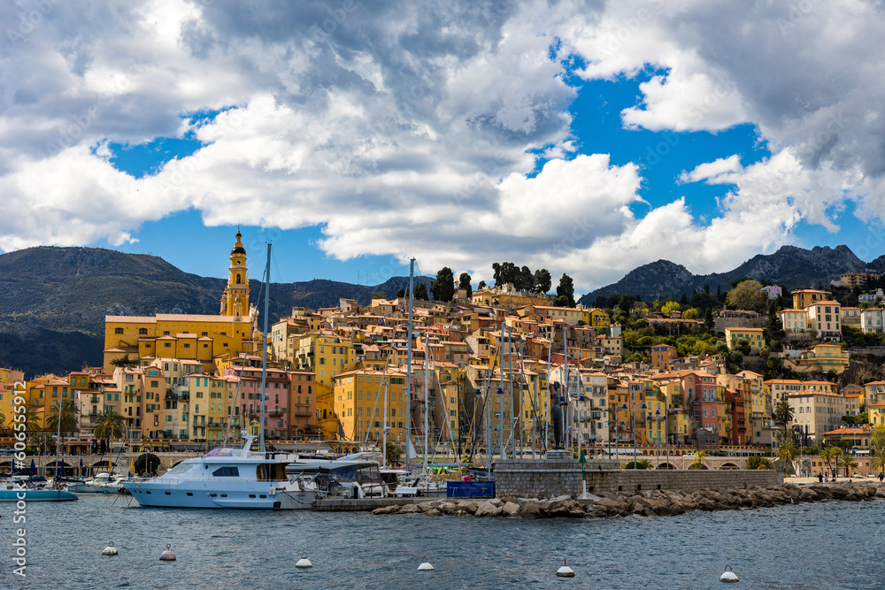 Vieille ville de Menton et sa Basilique Saint-Michel-Archange depuis le ...