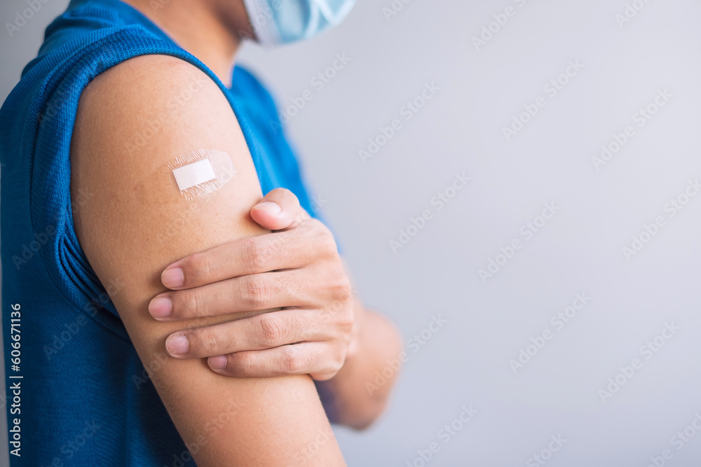 Foto de Happy man showing his arm with bandage after receiving vaccine ...