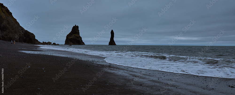 Panorámica de la playa y las rocas basálticas de Reynisdrangur, Iceland ...