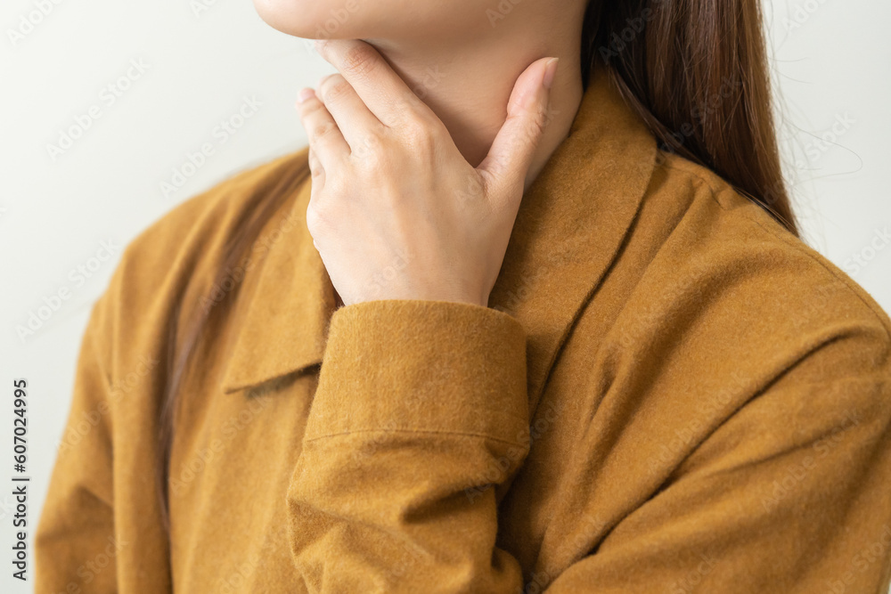Fotka „Sickness in inflaming asian young woman, girl use hand check ...