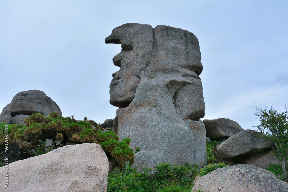 Le célèbre rocher "Le père de Trébeurden" sur la côte de granit rose ...