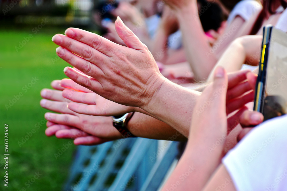 Foto de cheering and applauding blurred people at concert event ...