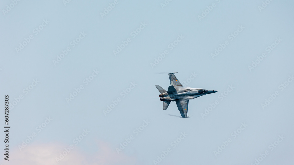 Foto de Bottom view of an acrobatic F-16 jet fighter in Gijon Air show ...