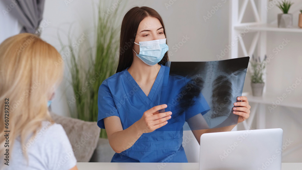 Foto de Lung radiology. Chest x-ray. Roentgen diagnostic. Woman doctor ...