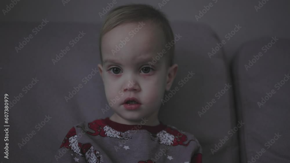 Stockvideo toddler with high temperature sitting sofa living room gray ...