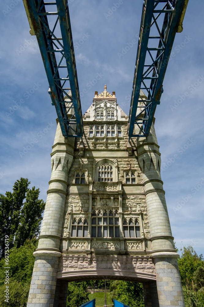 Ícono de Londres: Puente de la Torre Emergiendo Majestuosamente sobre ...