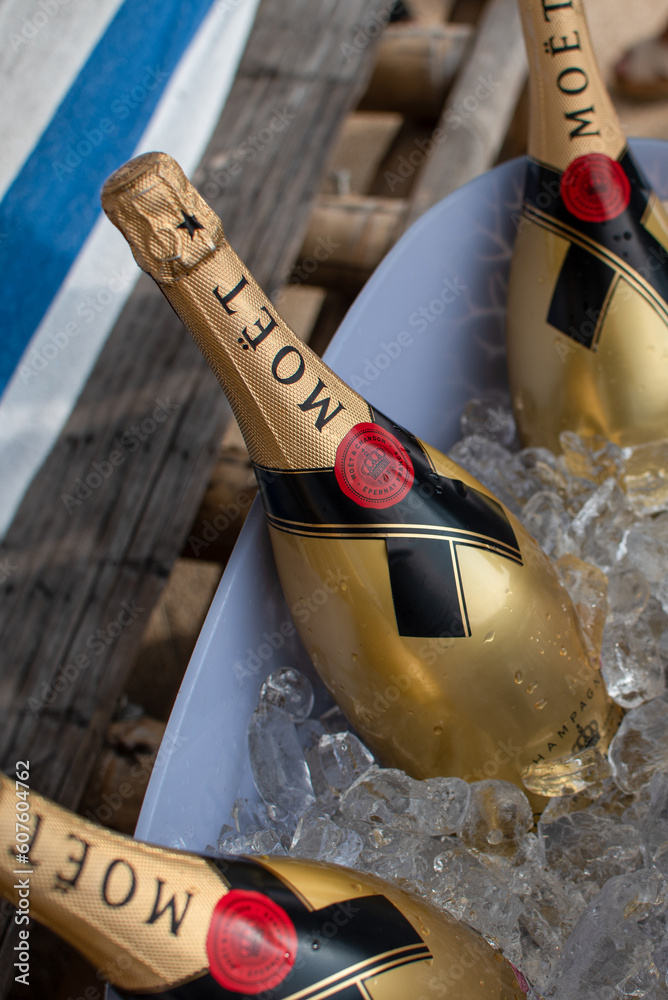 botella de Moet Chandon Imperial en cubeta de hielo Stock Photo | Adobe ...
