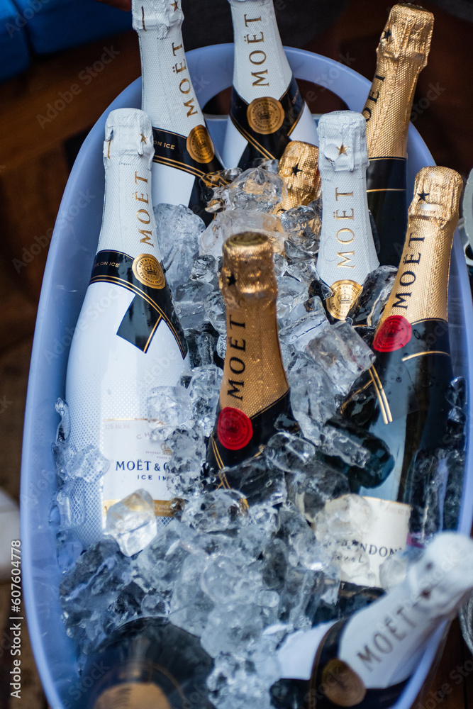 botella de Moet Chandon Imperial en cubeta de hielo Stock Photo | Adobe ...