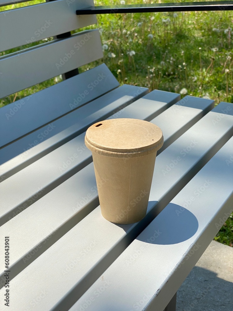 Goblet de café recyclable et compostable déposé sur le siège d'un banc ...