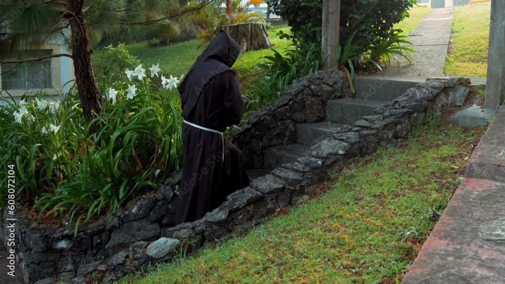 Fraile franciscano monje religioso católico, cristiano meditando orando ...