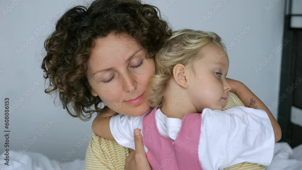 Vidéo Stock Caring woman embraces her sad melancholic baby girl ...
