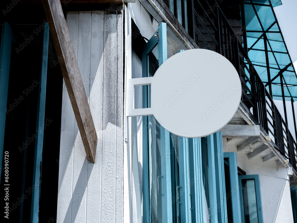 Foto de Round white blank shop sign. Mockup of circle hanging wooden ...