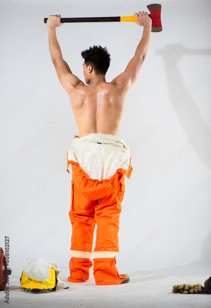 The back view allows us to appreciate the professional firefighters ...