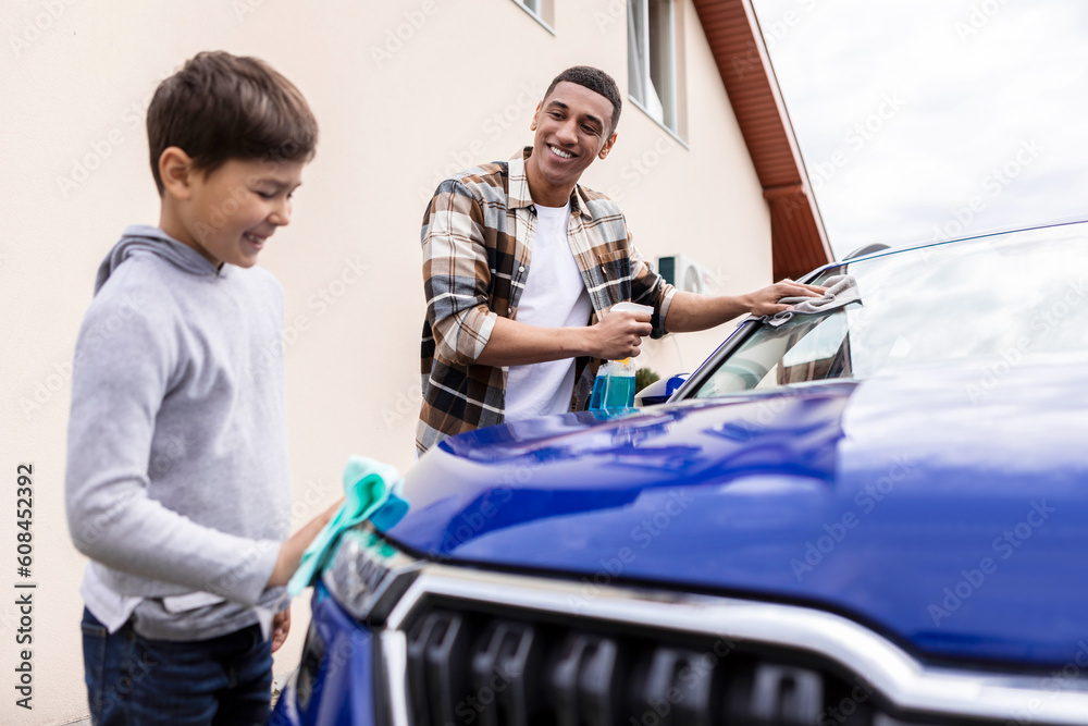 Foto de Family car wash. Happy father and his son cleaning automobile ...