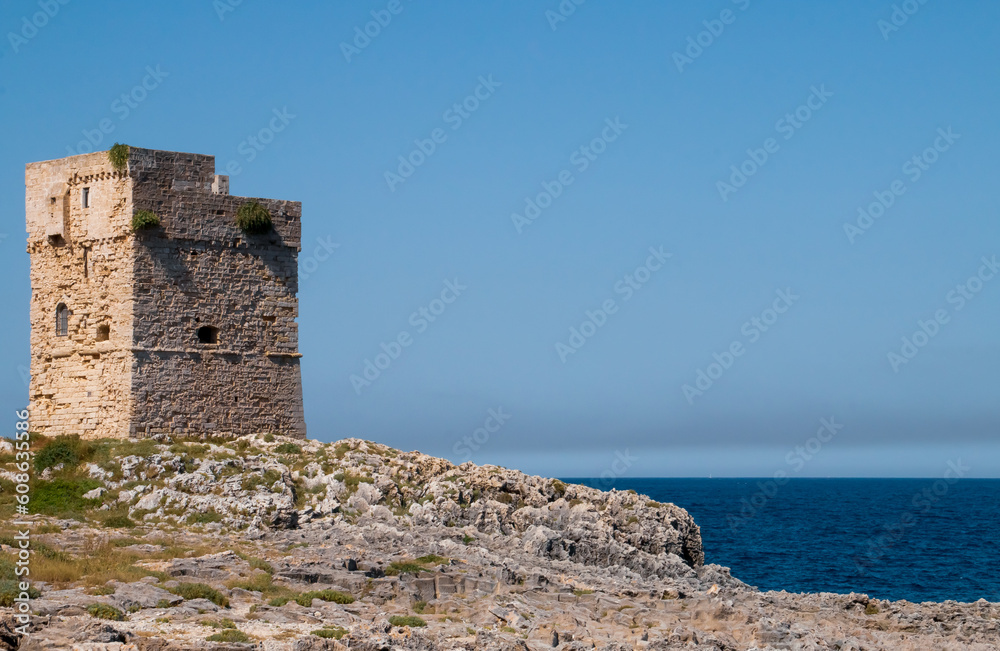 Torre Palane en la costa adriática de Marina Serra, Italia. Fue ...