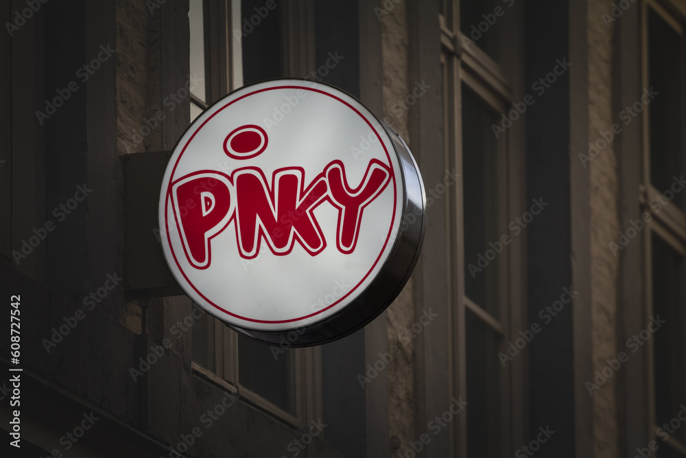 Foto de MAASTRICHT, NETHERLANDS - NOVEMBER 10, 2022: Logo of Pinky on ...