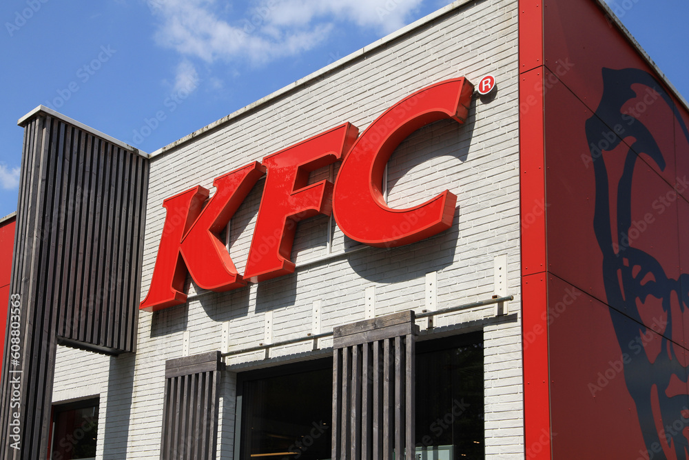 Foto de Kentucky Fried Chicken - KFC Fast Food restaurant on a Gas ...