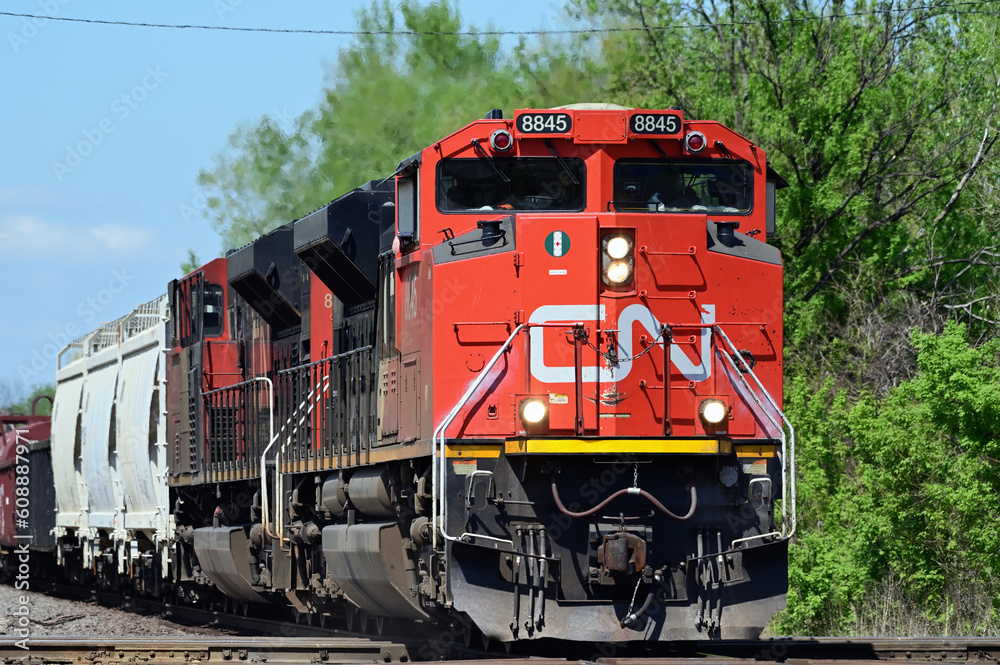 Foto de Two Canadian National Railway locomotives lead a freight train ...