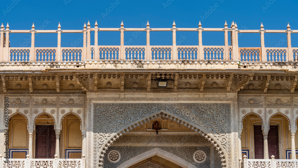 Foto de Details of the architecture of the ancient City Palace. Arches ...