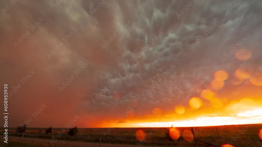 Stockvideo Mammatus clouds caught some sunlight as the setting sun fell ...