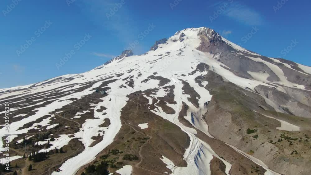 Vidéo Stock Aerial drone cinematic Mount Hood Oregon summer volcano ski ...