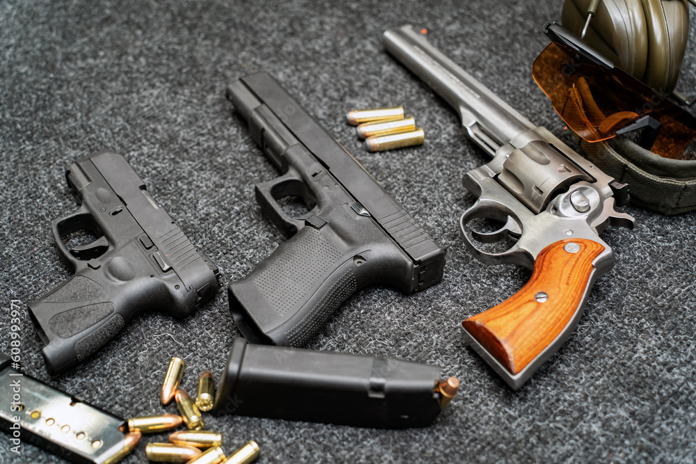 Foto de Firearms in shooting range, revolvers, pistols and cartridges ...