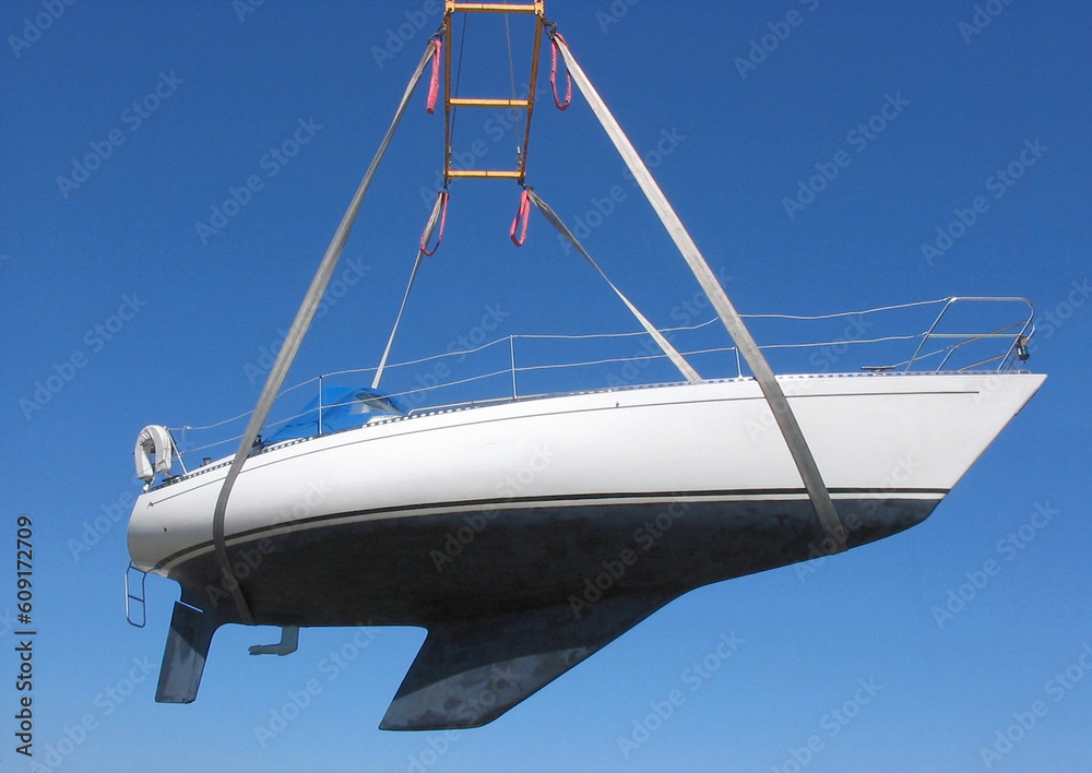 Foto de Aphrodite 30 sailboat lifted into the air hanging from mobile ...
