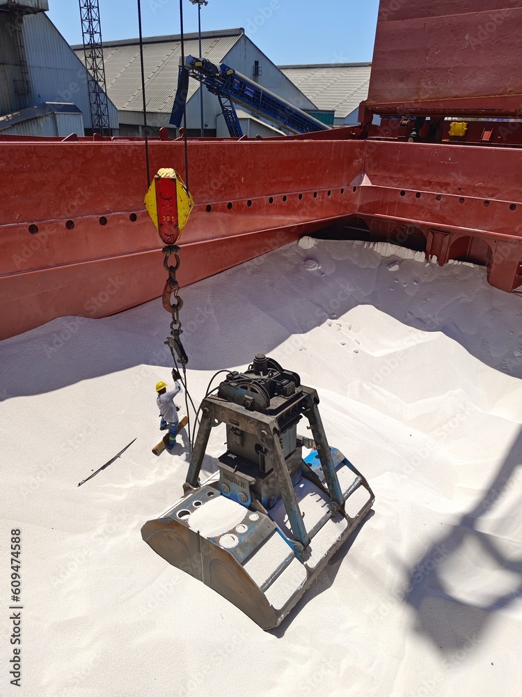 Foto de A grab is grabbing cargo in the hold of cargo ship or a bulk ...