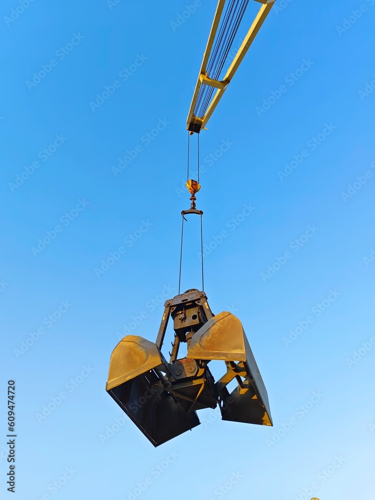 Foto de A grab is grabbing cargo in the hold of cargo ship or a bulk ...