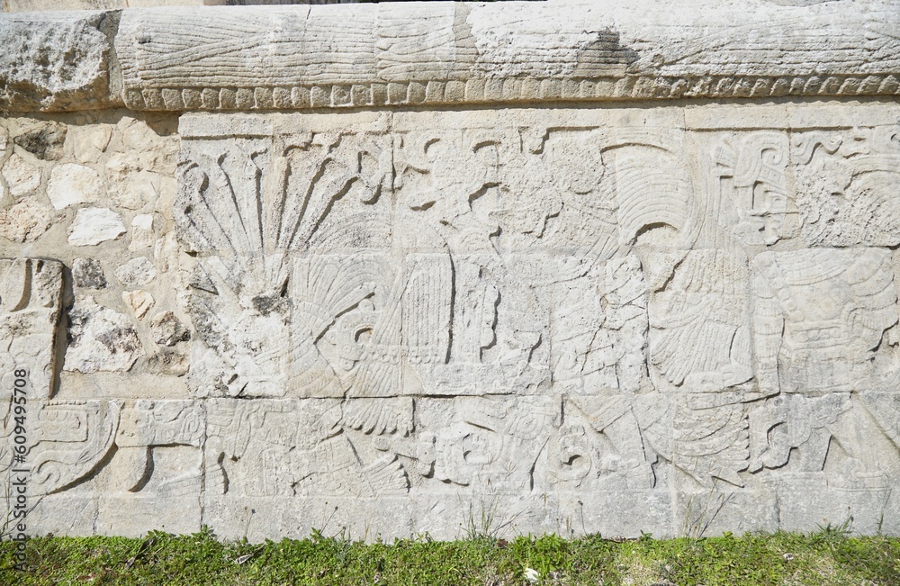 The Mayan ball court of Chichen Itza, the largest ever built in ...
