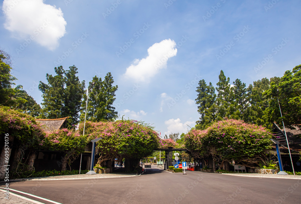 Foto de Main gate of Bandung Institute of Technology, a popular higher ...