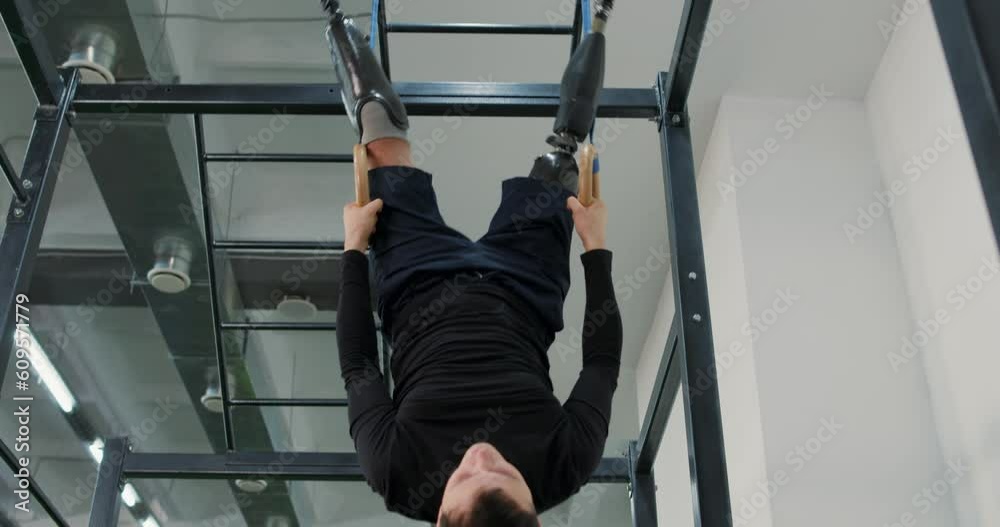 Vidéo Stock ambitious active man raising, lifting his body while ...