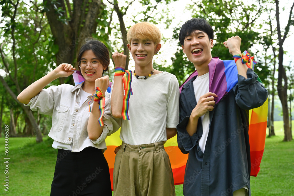 Foto de Portrait with group of LGBT teenage people holding pride flag ...